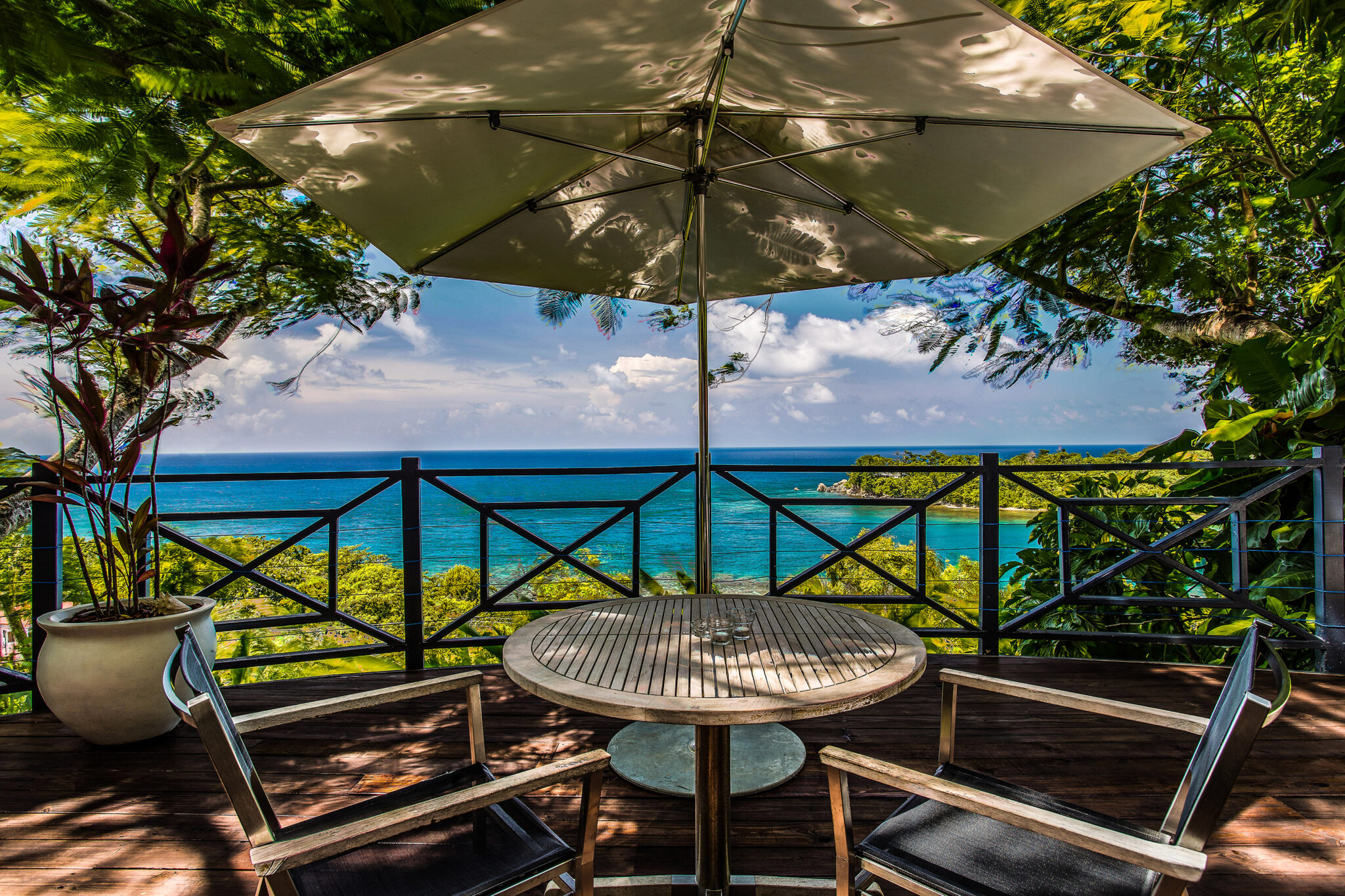 DRUM AND BASS - Geejam Hotel